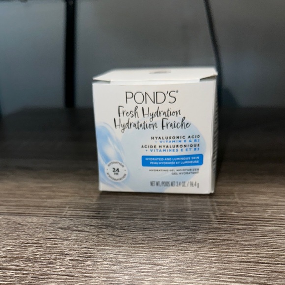 pond’s | Skincare | Fresh Hydration Moisturizer White And Blue | Poshmark